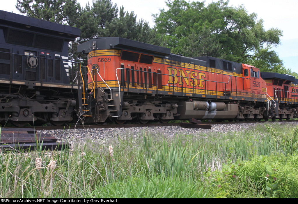 BNSF 5639 & BNSF 7635